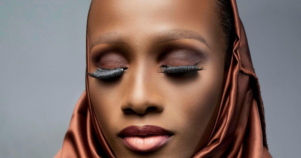 The Ultimate Guide to DIY Lash Extensions - How to Get Stunning Lashes ...